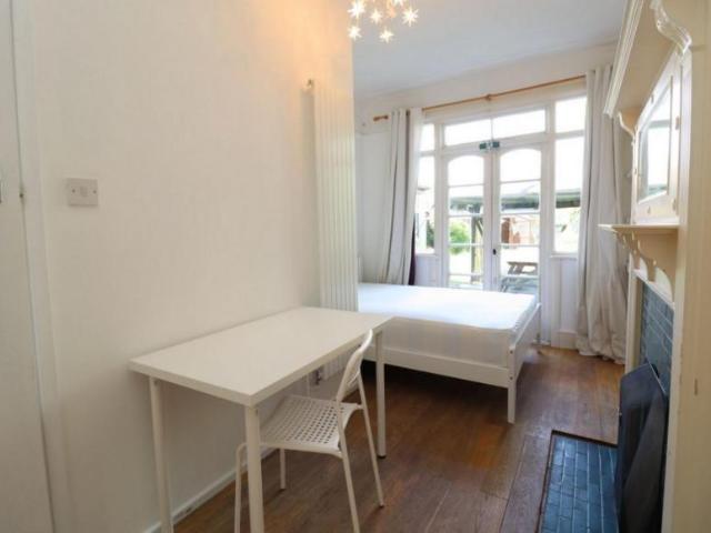 5 Bedroom Shared Living/roommate London London 90559393