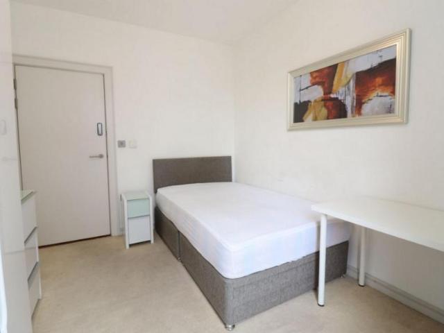 5 Bedroom Shared Living/roommate London London 90560001