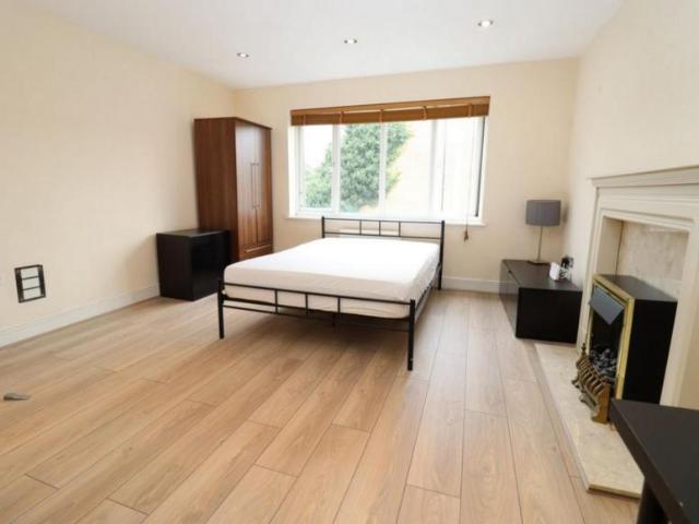 5 Bedroom Shared Living/roommate London London 90560015