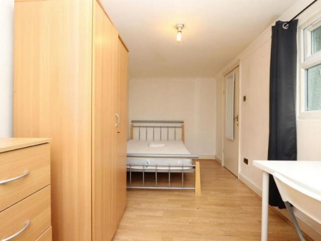 5 Bedroom Shared Living/roommate London London 90560101