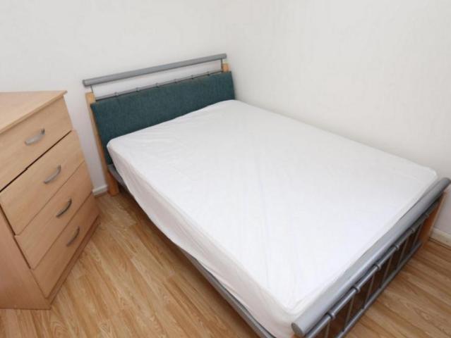 5 Bedroom Shared Living/roommate London London 90560102