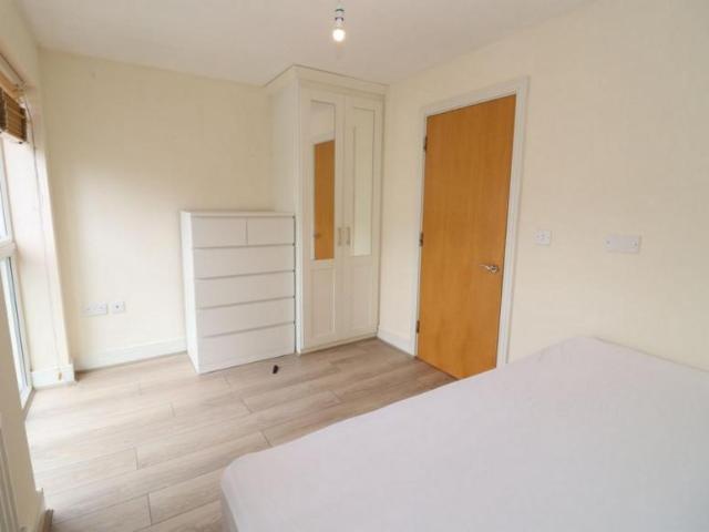 5 Bedroom Shared Living/roommate London London 90560156