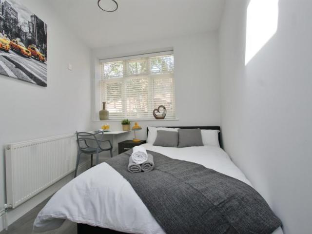 5 Bedroom Shared Living/roommate London London 90562466