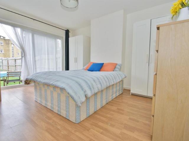 5 Bedroom Shared Living/roommate London London 90562473
