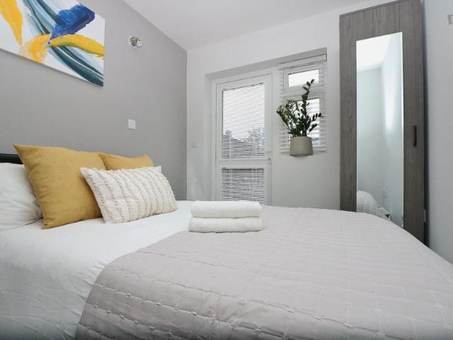 5 Bedroom Shared Living/roommate London London 90562564