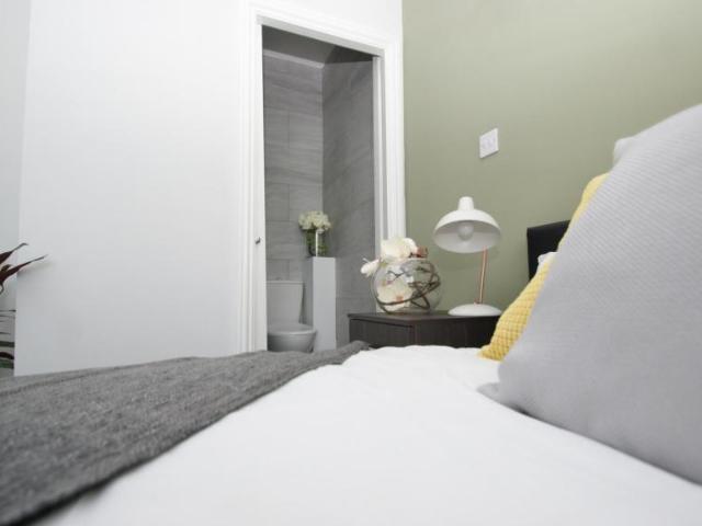 5 Bedroom Shared Living/roommate London London 90562631