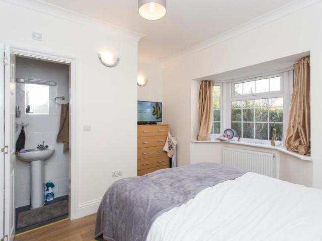 5 Bedroom Shared Living/roommate London London 90562646