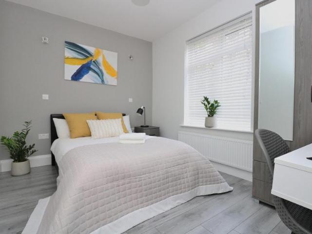 5 Bedroom Shared Living/roommate London London 90562658