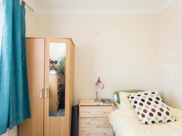 5 Bedroom Shared Living/roommate London London 90562809