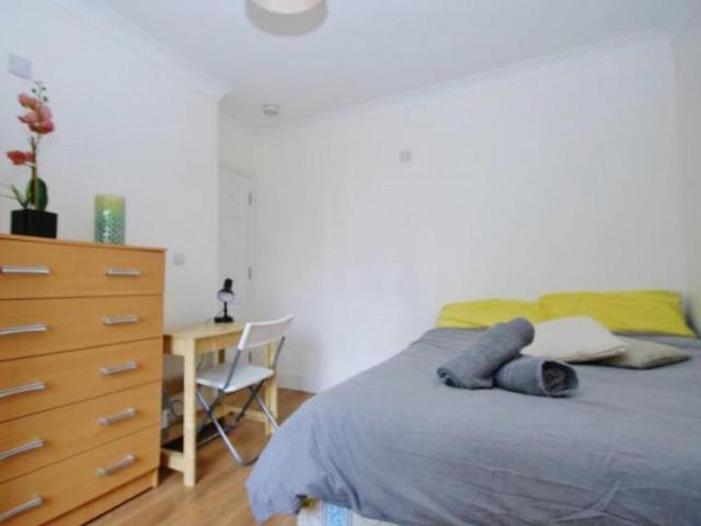 5 Bedroom Shared Living/roommate London London 90562876