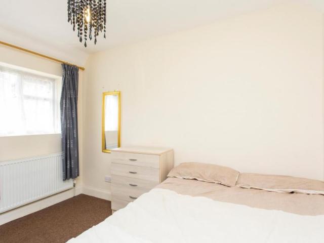 5 Bedroom Shared Living/roommate London London 90562142