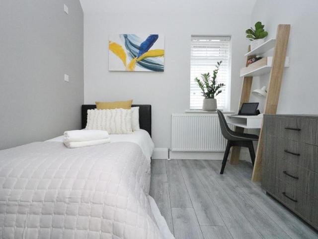 5 Bedroom Shared Living/roommate London London 90562144