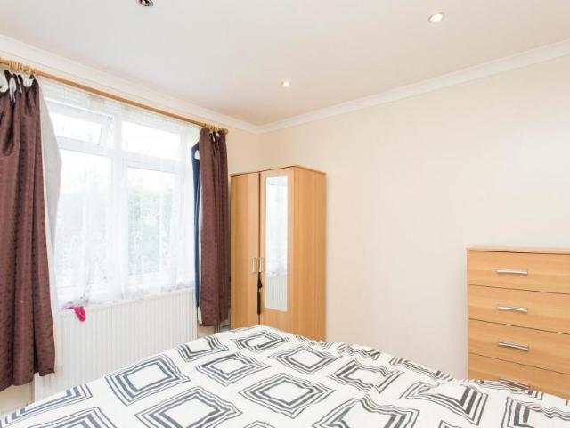 5 Bedroom Shared Living/roommate London London 90562150