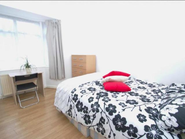 5 Bedroom Shared Living/roommate London London 90562155