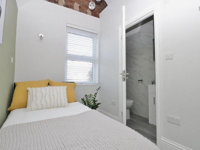 5 Bedroom Shared Living/roommate London London 90562269