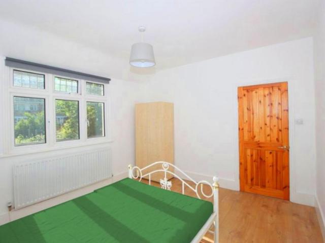 5 Bedroom Shared Living/roommate London London 90563675