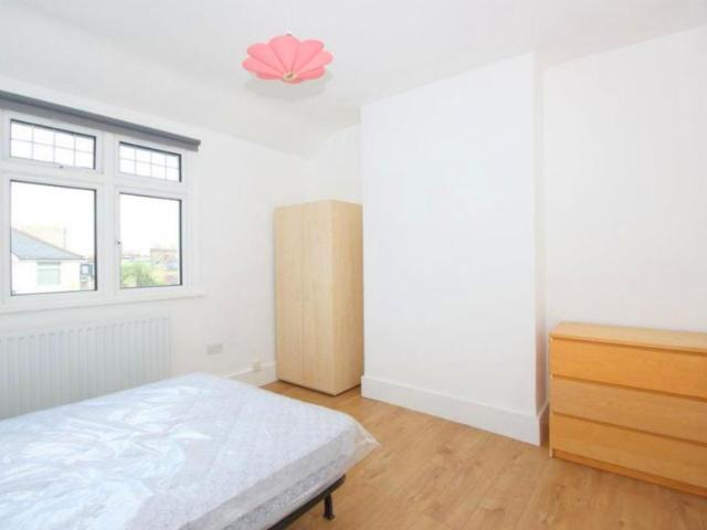 5 Bedroom Shared Living/roommate London London 90563684
