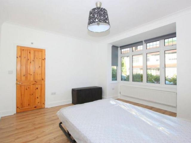 5 Bedroom Shared Living/roommate London London 90563702