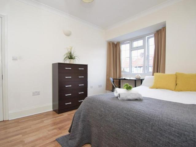 5 Bedroom Shared Living/roommate London London 90563007