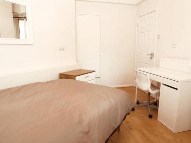 5 Bedroom Shared Living/roommate London London 90563253
