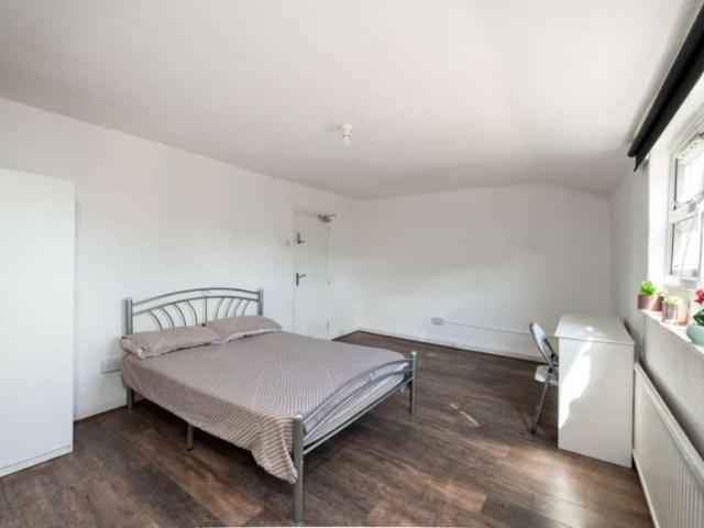 5 Bedroom Shared Living/roommate London London 94061391