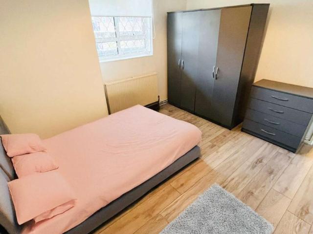 5 Bedroom Shared Living/roommate London London 94086448