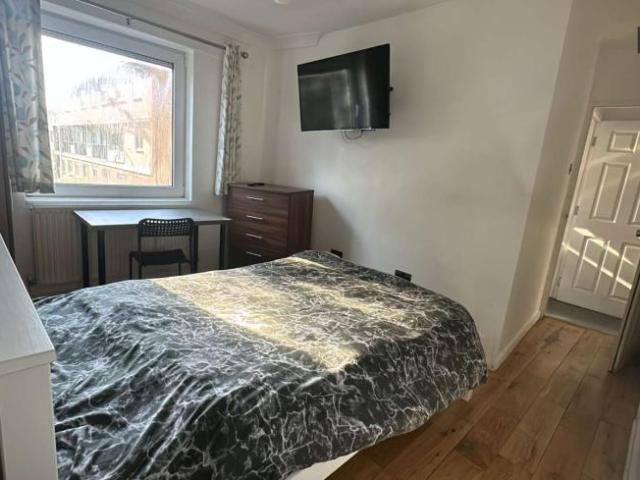 5 Bedroom Shared Living/roommate London London 95118460