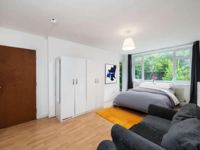 5 Bedroom Shared Living/roommate London London 99520480