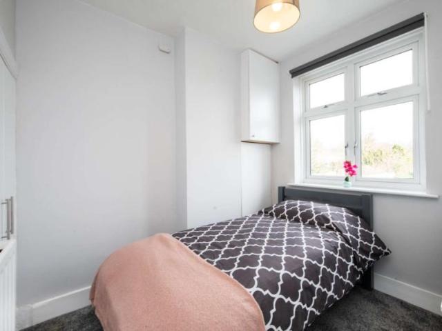 5 Bedroom Shared Living/roommate London London 99635508