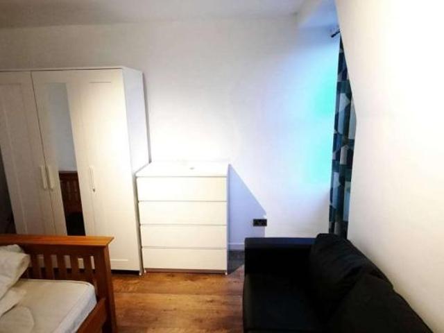 5 Bedroom Shared Living/roommate London London 99724981