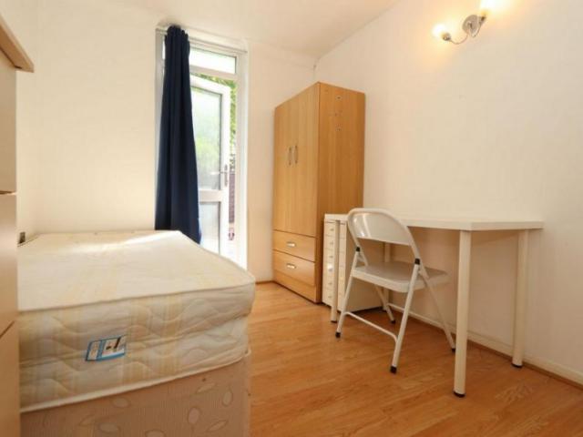 5 Bedroom Shared Living/roommate London London LS90559356