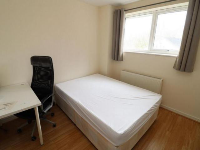 5 Bedroom Shared Living/roommate London London LS90559403