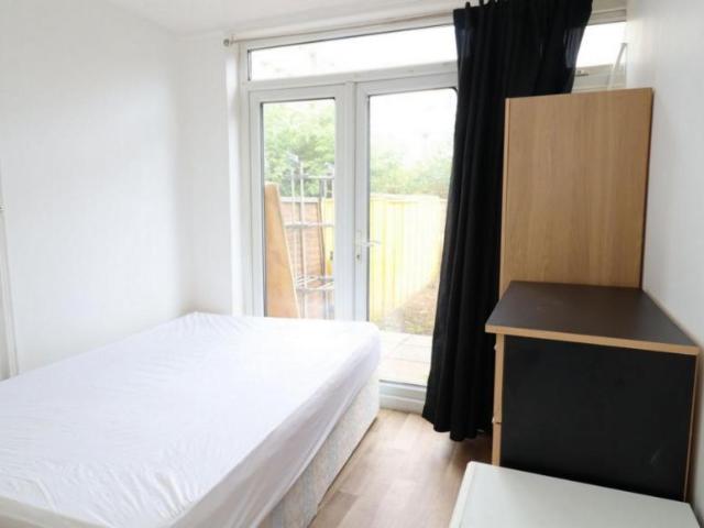 5 Bedroom Shared Living/roommate London London LS90559580