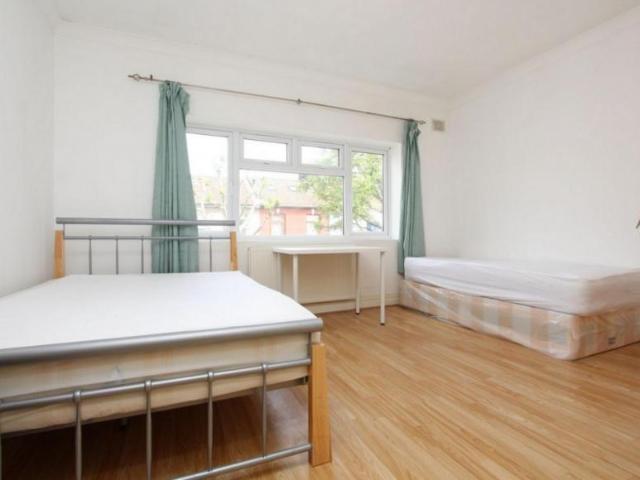 5 Bedroom Shared Living/roommate London London LS90559517