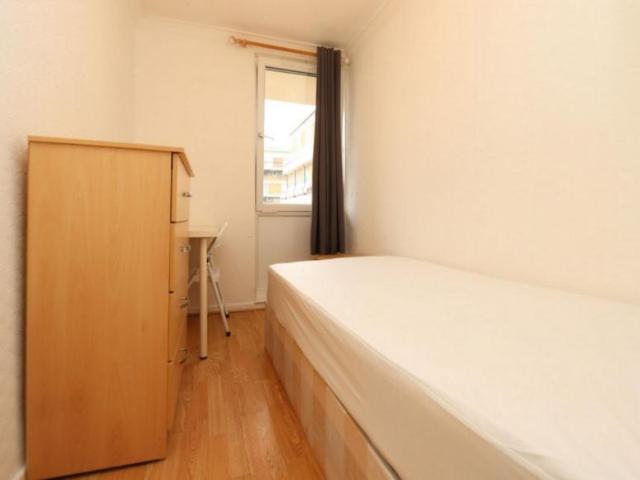 5 Bedroom Shared Living/roommate London London LS90559604