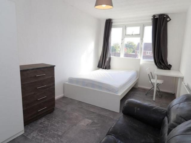 5 Bedroom Shared Living/roommate London London LS90559610