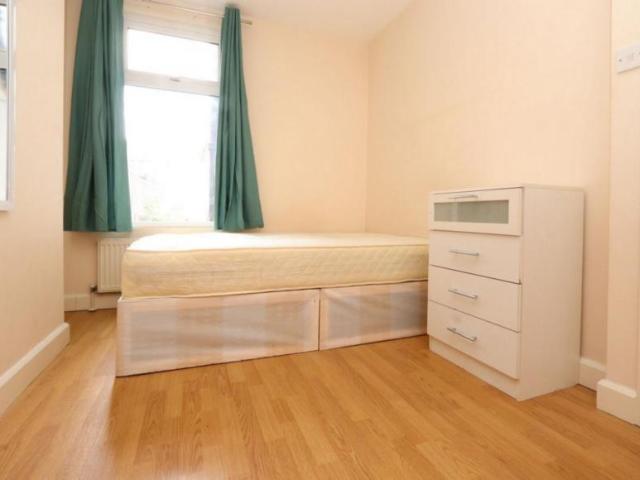 5 Bedroom Shared Living/roommate London London LS90559803