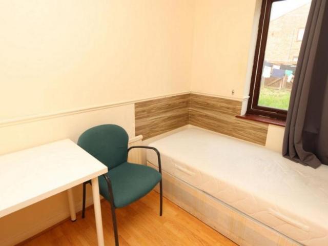 5 Bedroom Shared Living/roommate London London LS90559820