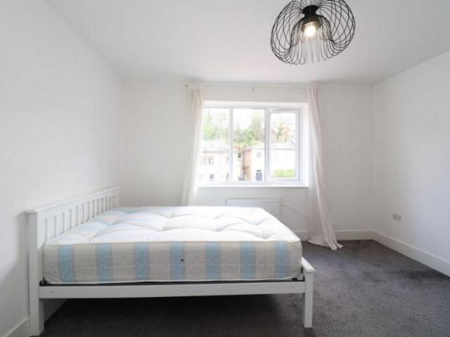 5 Bedroom Shared Living/roommate London London LS90559838
