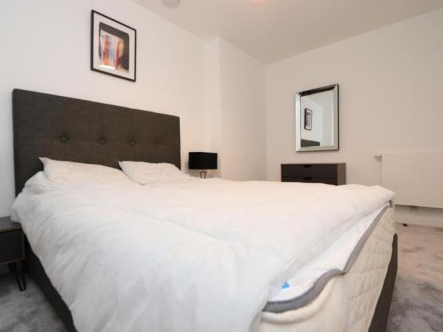 5 Bedroom Shared Living/roommate London London LS90559957