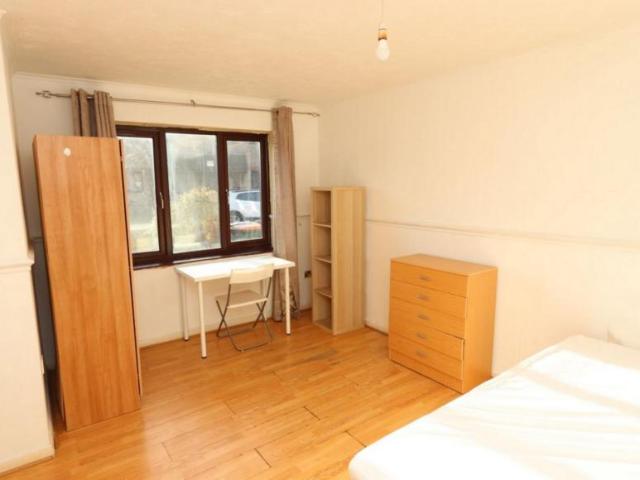 5 Bedroom Shared Living/roommate London London LS90560103
