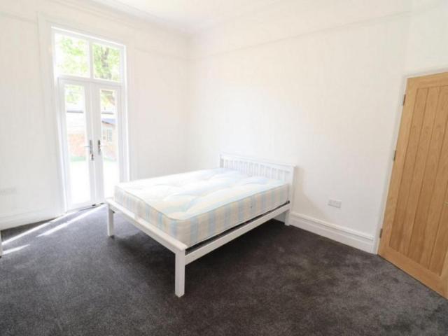 5 Bedroom Shared Living/roommate London London LS90560136