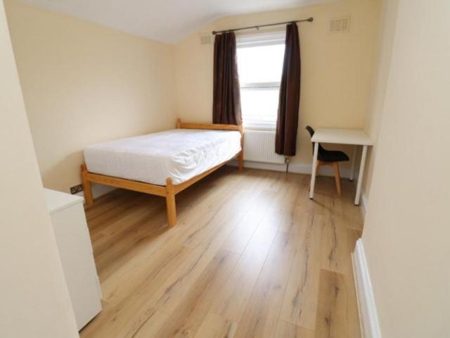 5 Bedroom Shared Living/roommate London London LS90560695