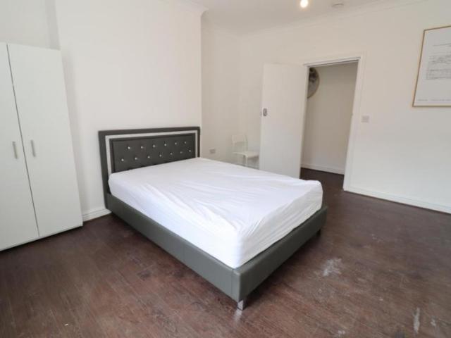 5 Bedroom Shared Living/roommate London London LS90560607