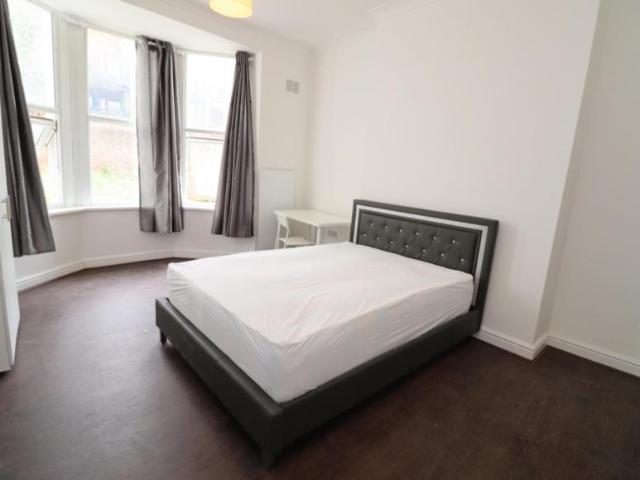 5 Bedroom Shared Living/roommate London London LS90560608