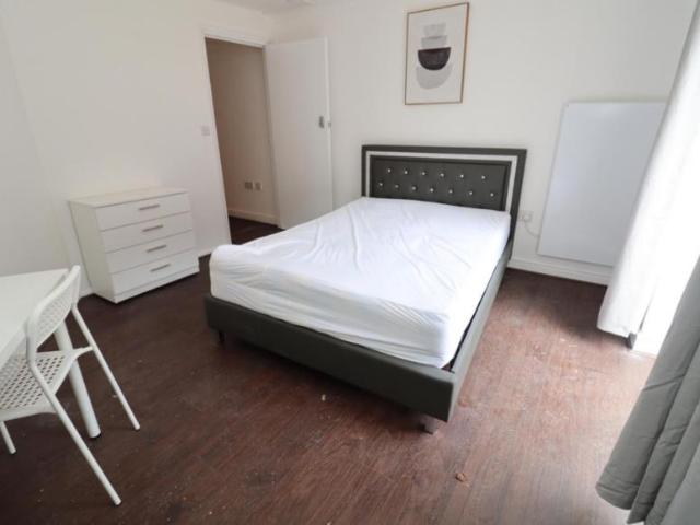 5 Bedroom Shared Living/roommate London London LS90560609