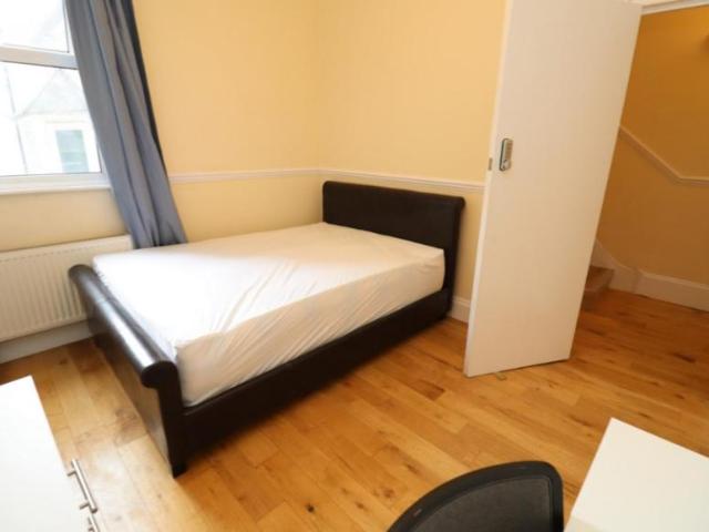 5 Bedroom Shared Living/roommate London London LS90560703