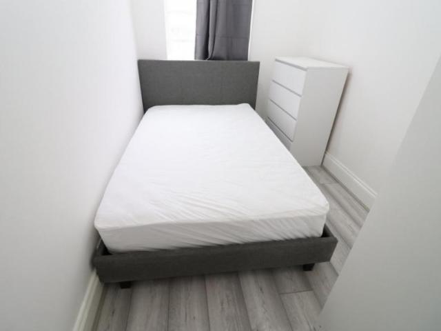 5 Bedroom Shared Living/roommate London London LS90561859