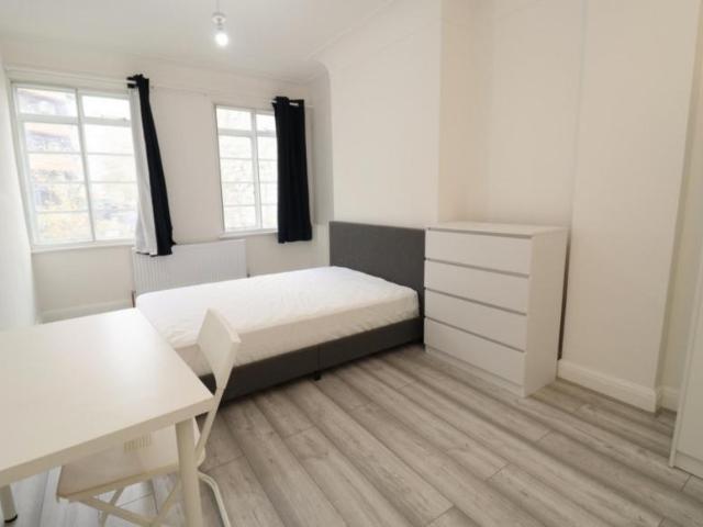5 Bedroom Shared Living/roommate London London LS90561808