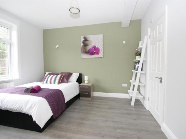 5 Bedroom Shared Living/roommate London London LS90562656